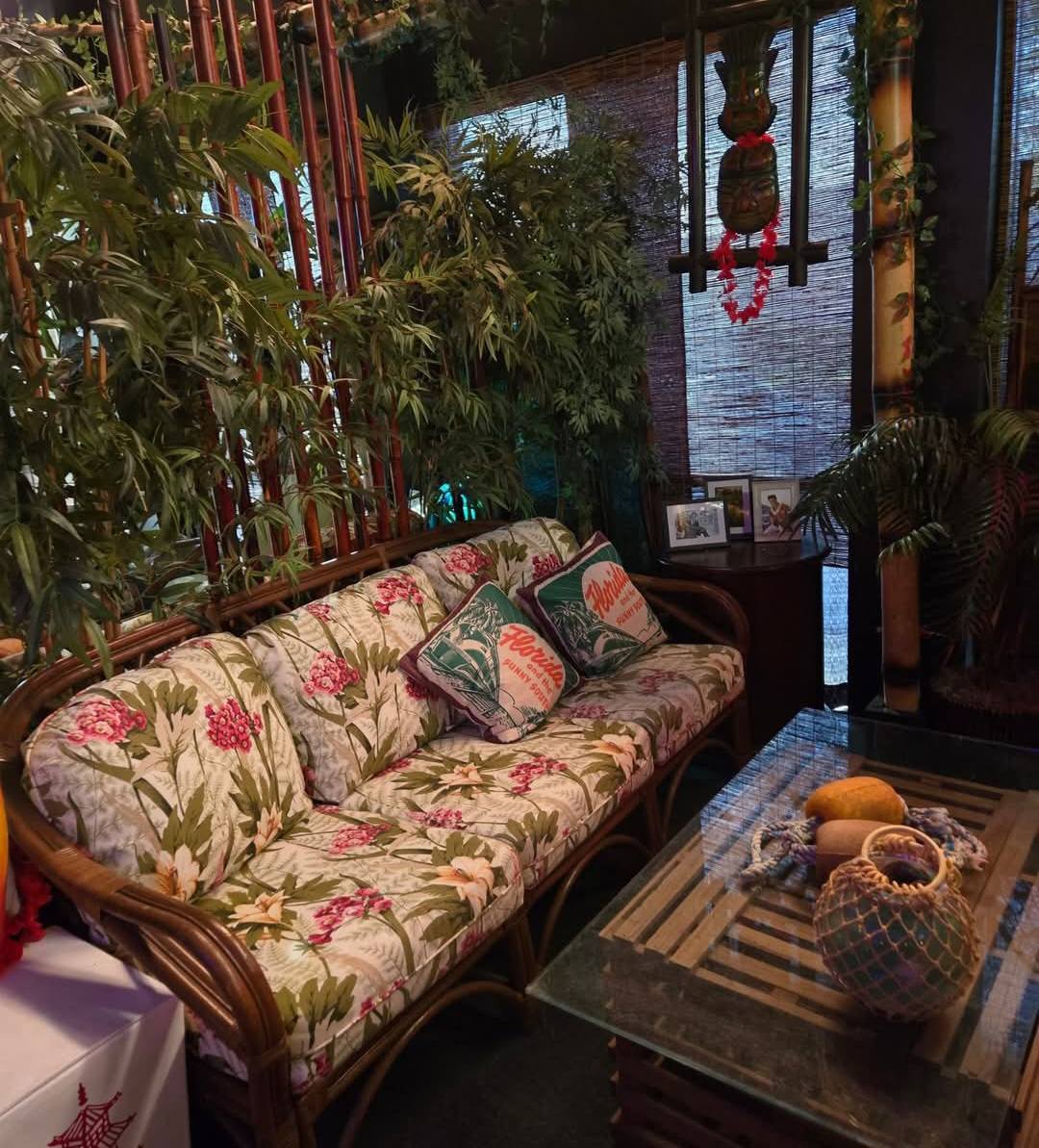 Tiki Bar: Red Lei Lounge - at The Red Gill Bistro | mytiki.life